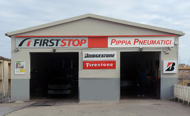 Jant ve lastikçiler Pippia Pneumatici - Centro First Stop, Sardunya, foto