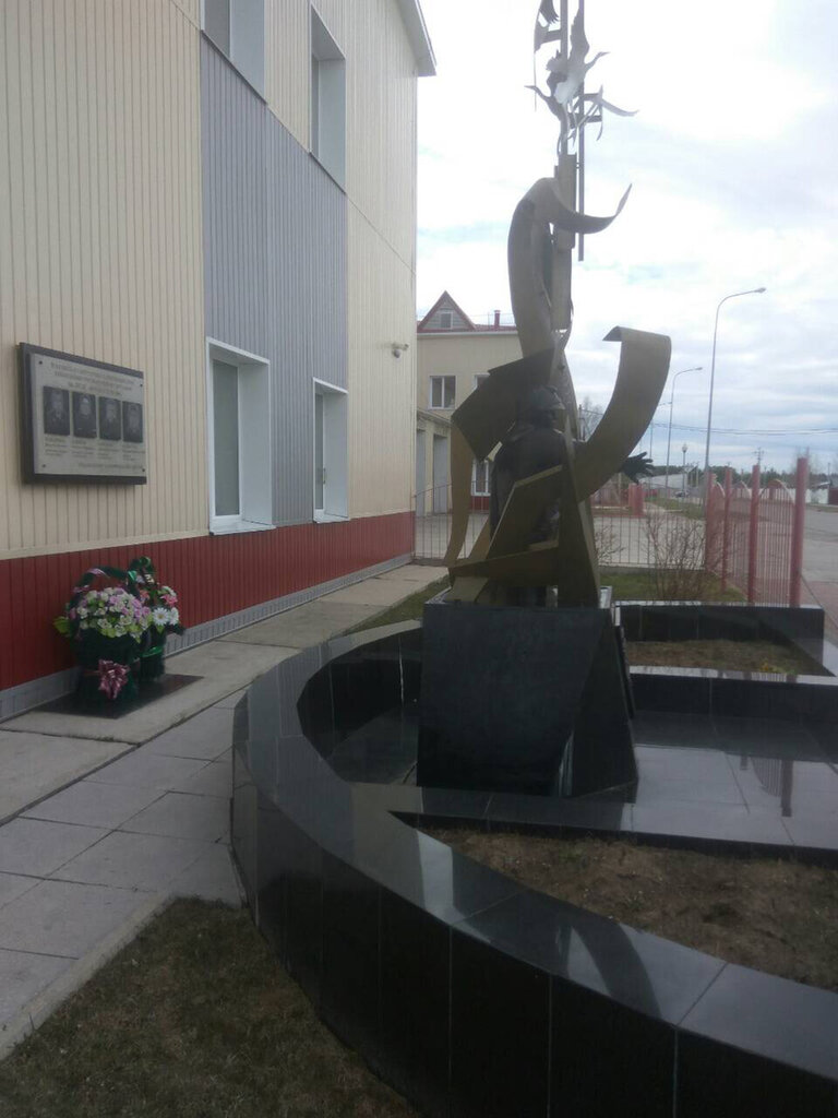 Anıt, heykel Стела памяти пожарным Кондинского гарнизона погибших при исполнении служебного долга, Hantı‑Mansi Özerk Okrugu, foto