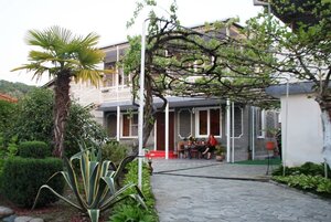 Гостевой дом Софья (Приморская улица No:3, посёлок Тхубын), otel  Gulripş Bölgesi'nden