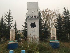 Обелиск воинам-односельчанам, павшим в Великой Отечественной войне (Republic of Sakha (Yakutia), Vilyuyskiy ulus (rayon), Kyuletskiy 1-y nasleg, selo Usun, Naberezhnaya ulitsa), anıt, heykel  Saha Cumhuriyeti'nden (Yakutistan'dan)