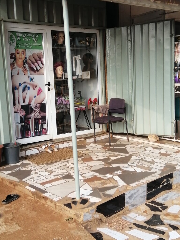 Stil uzmanı, makyöz Bernash Nails and Face Up, Dünya, foto