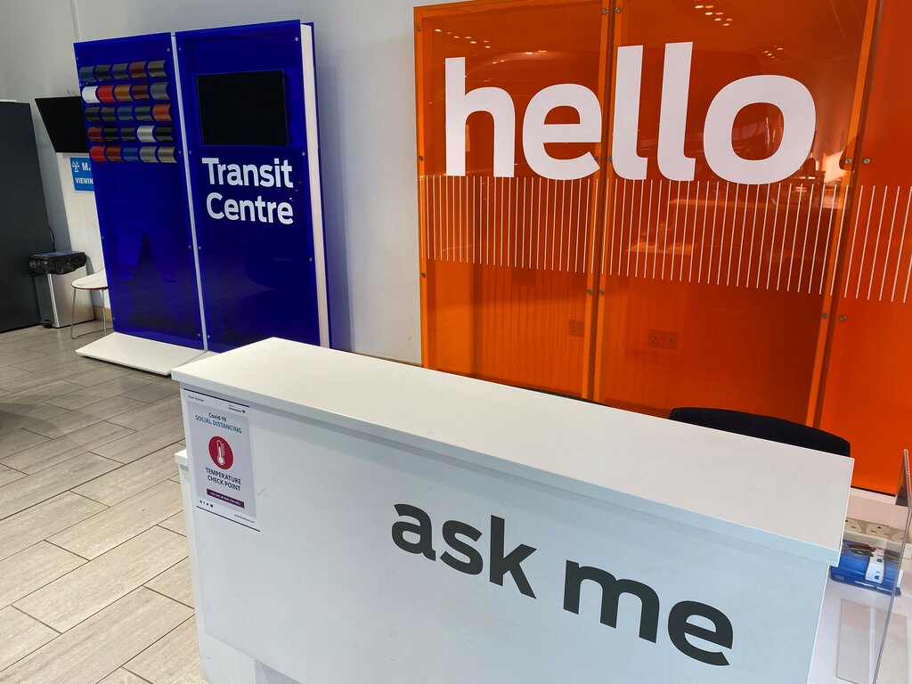 Otomobil satış galerileri Ford Transit Centre Manchester, İngiltere, foto