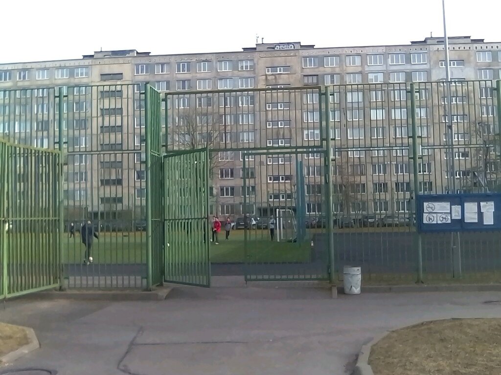 Spor alanı Спортивная площадка школы № 305, Saint‑Petersburg, foto