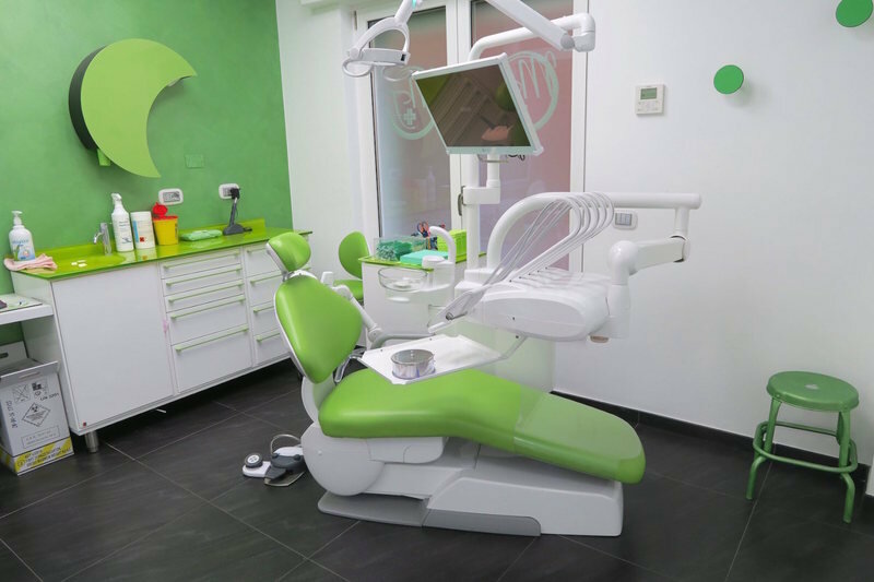 Özel ağız ve diş sağlığı klinikleri ve muayenehaneleri Studio Dentistico Dr. Favalli Maurizio, Lombardiya, foto