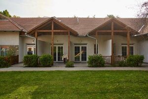 Platan (Somogy vármegye, Zamárdi), otel  Dünya'dan