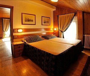 Baita dei Pini (Lombardy, Sondrio, Via Don Peccedi, 15), otel  Bormio'dan
