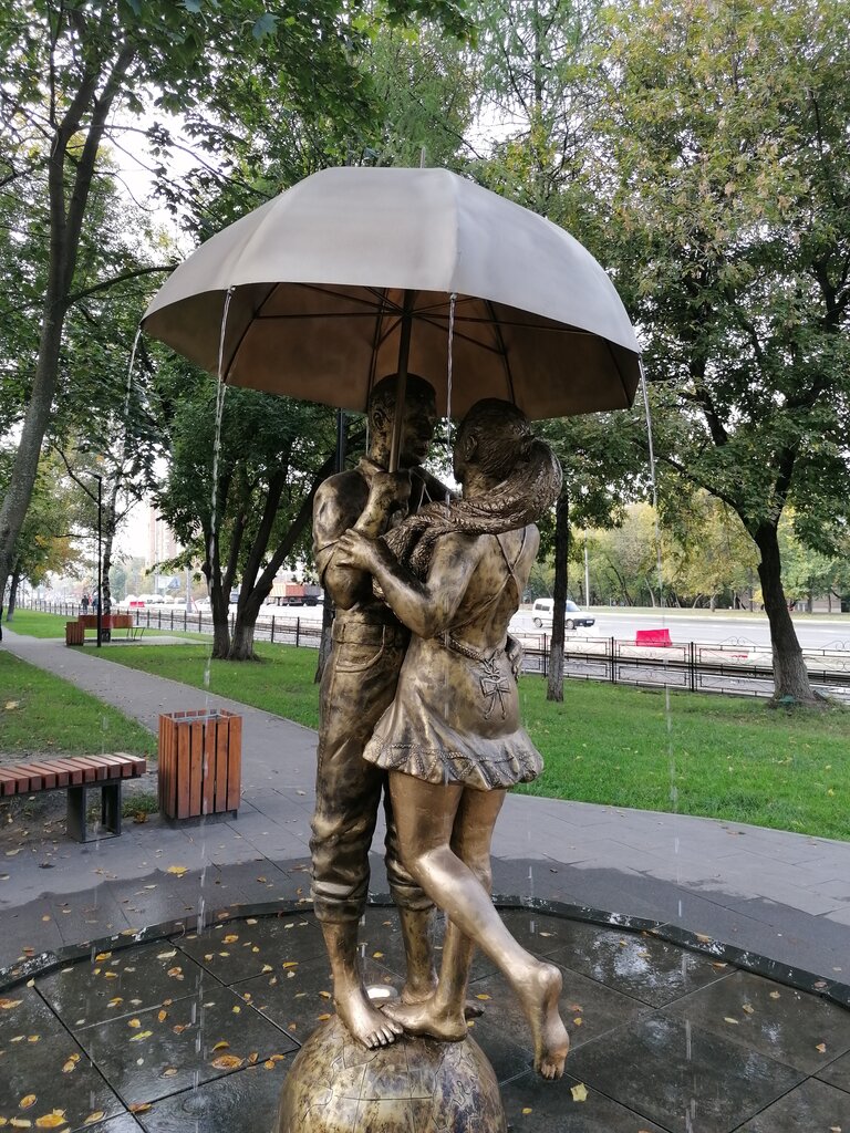 Park, sokak heykeli Влюблённая пара под зонтом, Moskova, foto