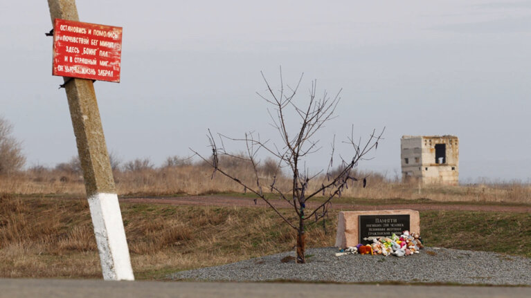 Anıt, heykel Мемориал памяти погибших 298 человек, невинным жертвам гражданской войны, Donetsk Bölgesi, foto