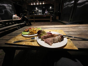 Nikolalenivets Farm (Kaluga Region, Dzerzhinskiy rayon, selskoye poseleniye Ugorskoye, derevnya Koltsovo), kafe  Kalujskaya oblastından