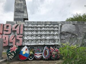 Воинам, павшим в Великой Отечественной войне (Sverdlovsk Region, Nizhneserginskiy rayon, Mikhaylovskoye munitsipalnoye obrazovaniye, posyolok Krasnoarmeyets), anıt, heykel  Sverdlovskaya oblastından