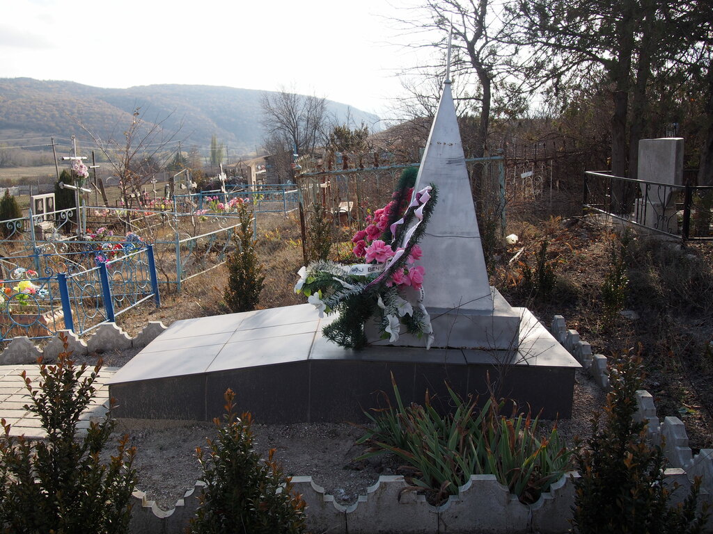Anıt, heykel Братская могила советских воинов, Kırım Cumhuriyeti, foto