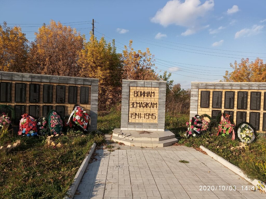 Anıt, heykel Мемориальный комплекс в память о погибших воинах-земляках, Kirovskaya oblastı, foto