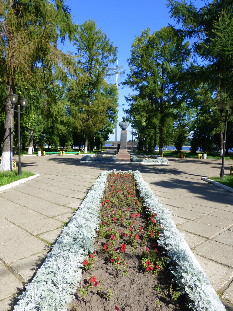 Anıt, heykel П.И. Батов, Rybinsk, foto
