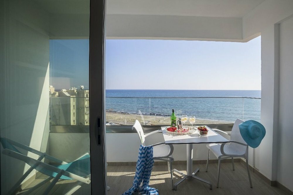 Otel Mackenzie Zoe Seafront Suite, Larnaka, foto