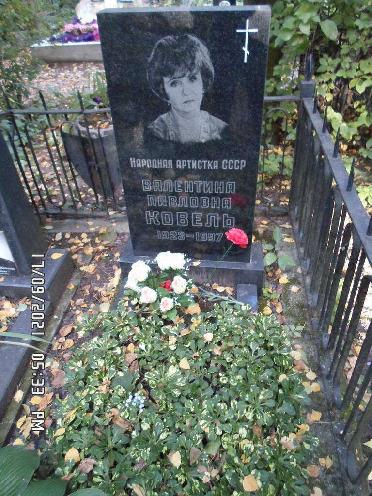 Ünlü kişilerin mezarları Актёр Вадим Александрович Медведев, актриса Валентина Павловна Ковель, Saint‑Petersburg, foto