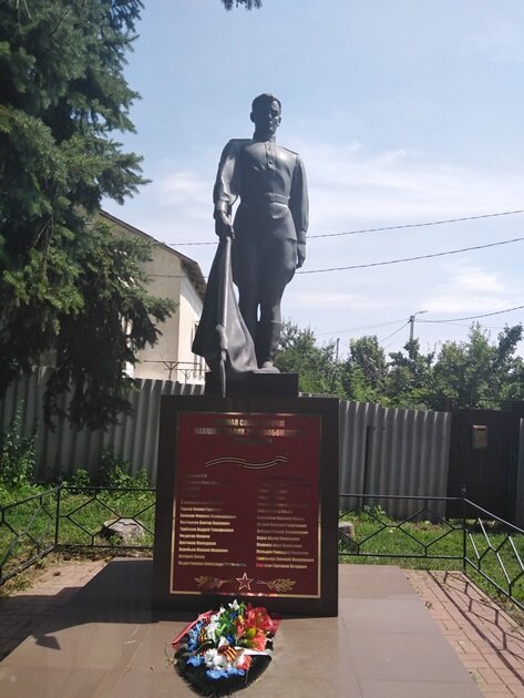 Anıt, heykel Братская могила советских воинов, погибших в боях с фашистскими захватчиками, Belgorodskaya oblastı, foto