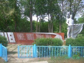 Погибшим в годы Гражданской и Великой Отечественной войн (Saratov Region, Pugachyovskiy rayon, Rakhmanovskoye munitsipalnoye obrazovaniye, selo Karlovka), anıt, heykel  Saratovskaya oblastından