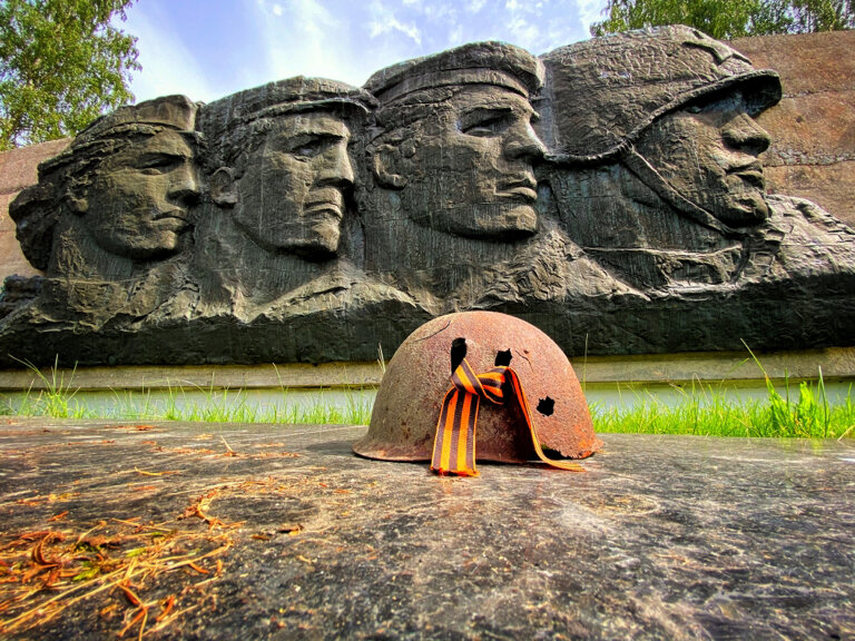Anıt, heykel Берег мужественных, Sosnoviy Bor, foto