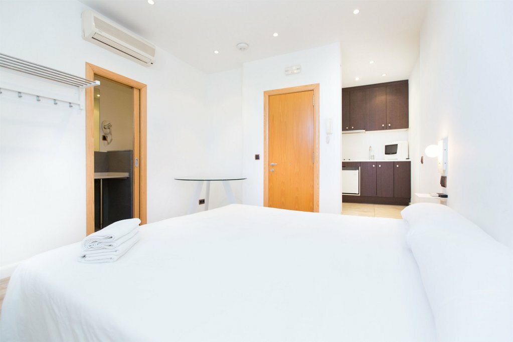 Otel AinB Las Ramblas Colón Apartments, Barselona, foto