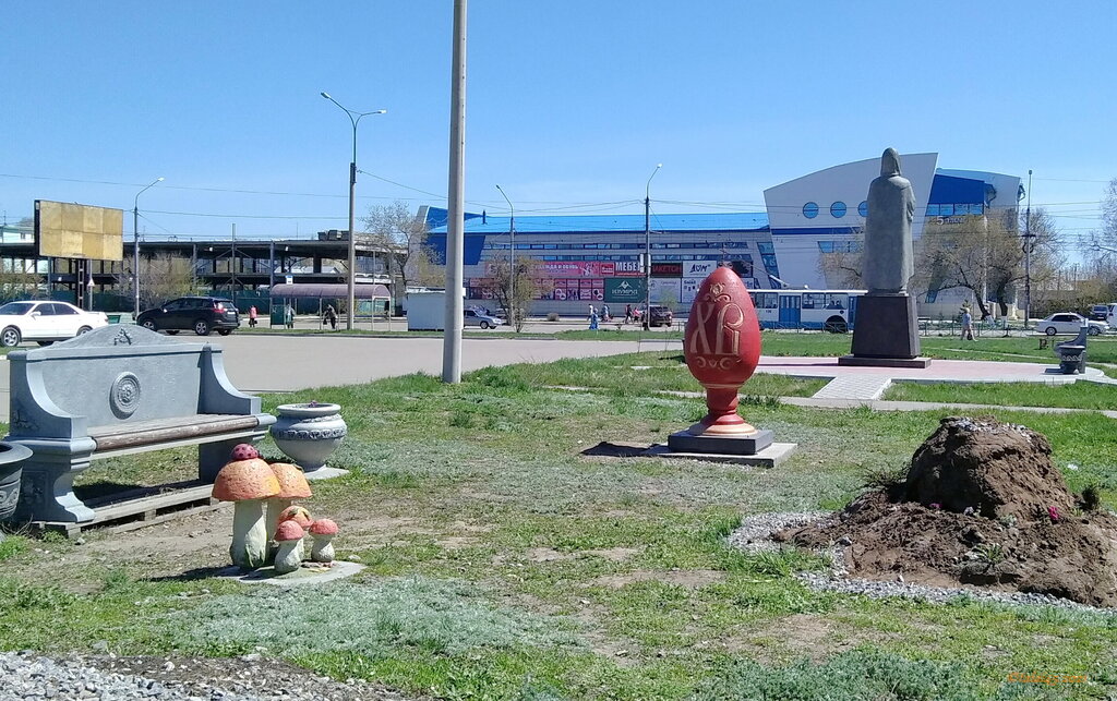 Park, sokak heykeli Пасхальное яйцо, Rubtsovsk, foto