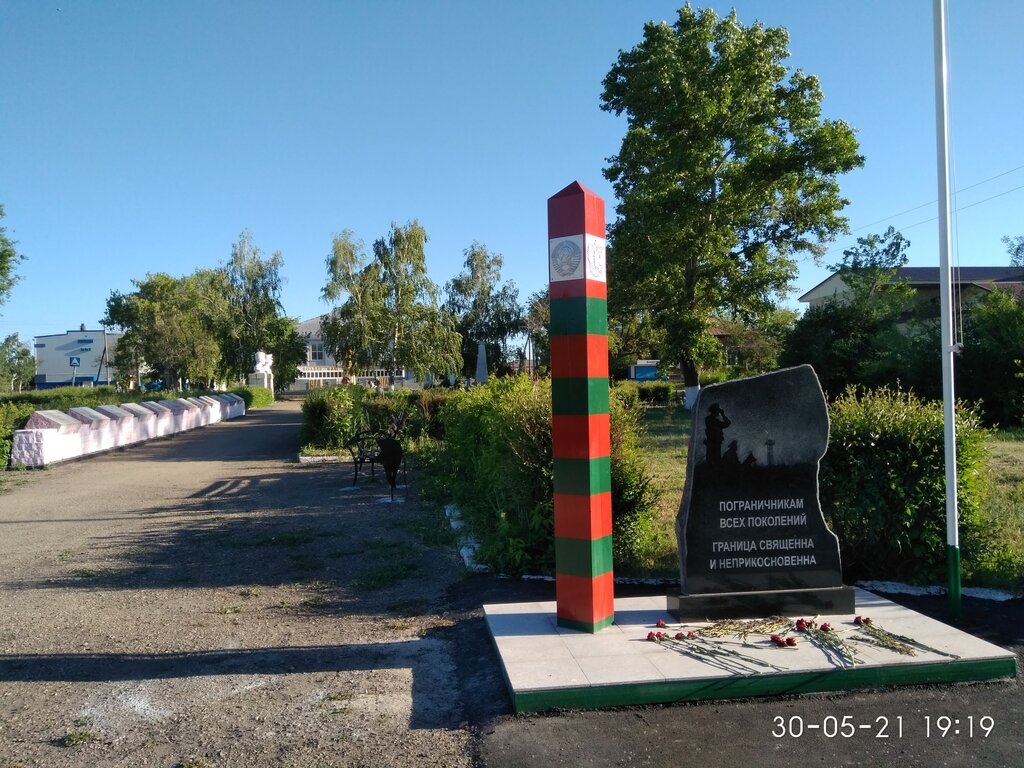 Anıt, heykel Пограничникам всех поколений, Altayski krayı, foto
