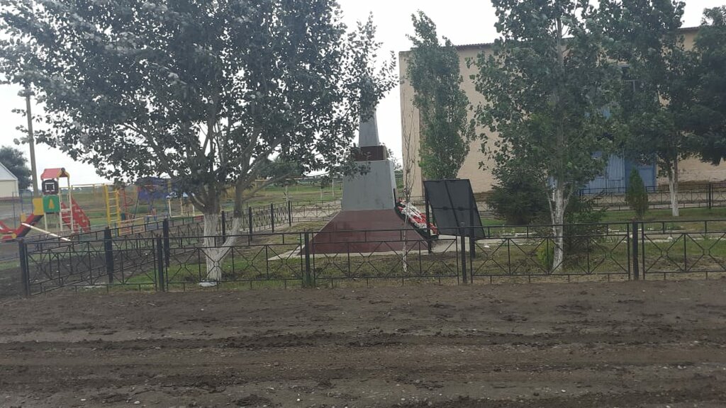 Anıt, heykel Вечная память павшим воинам землякам, Astrahanskaya oblastı, foto