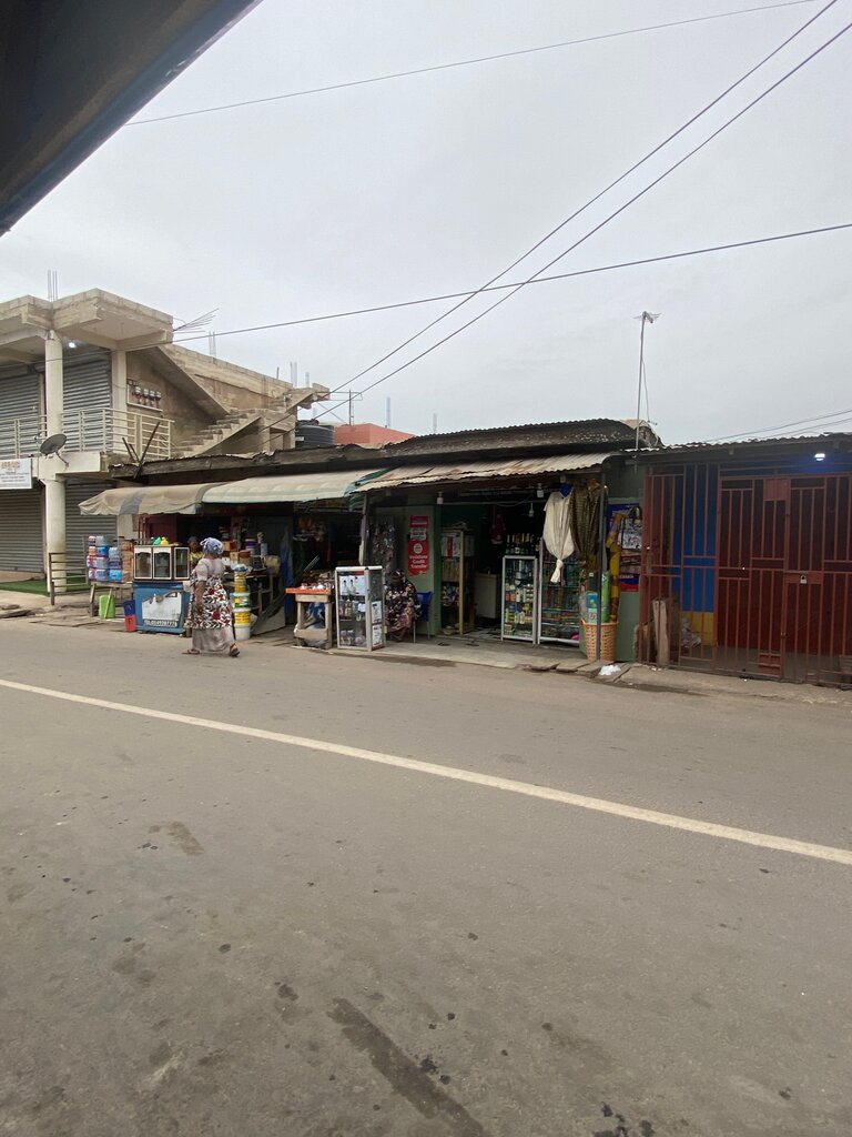 Giyim mağazası God’s Time Is The Best, Akra, foto