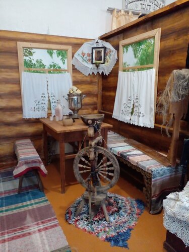 Müzeler ve sanat galerileri Краеведческий музей села Медведь, Novgorodskaya oblastı, foto