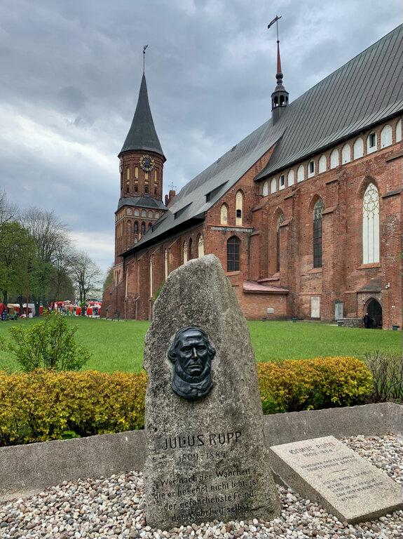 Anıt, heykel Monument to Julius Rupp, Kaliningrad, foto