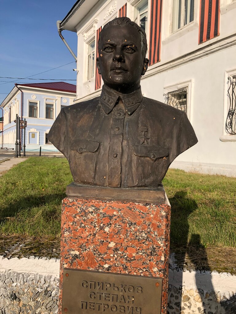 Anıt, heykel Бюст Героя Советского Союза Спирькова Степана Петровича, Alabuğa, foto