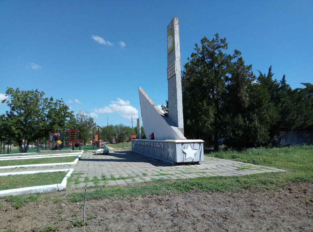 Anıt levhası, anıt taş Воинам-односельчанам, павшим в годы Великой Отечественной войны, Kırım Cumhuriyeti, foto
