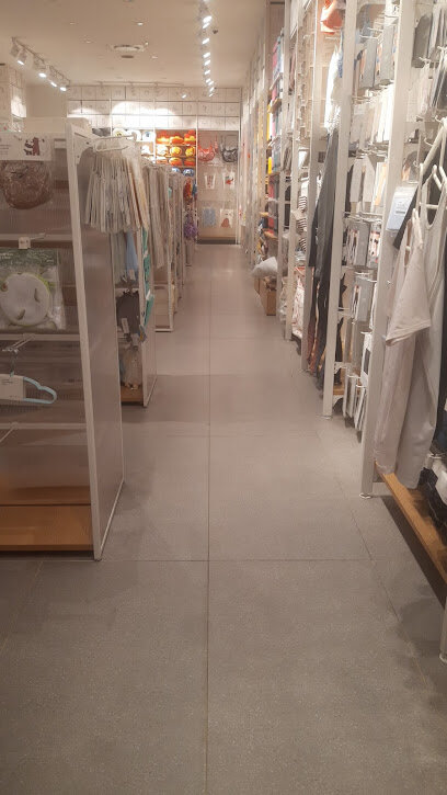 Giyim mağazası Miniso ghana, Dünya, foto