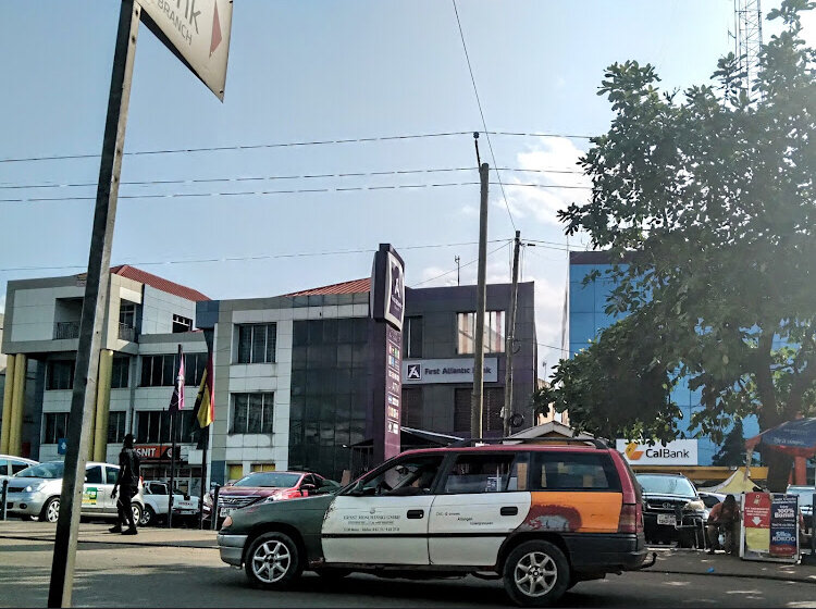 Otomobil yedek parçaları First Atlantic Bank Suame Branch, Kumasi, foto