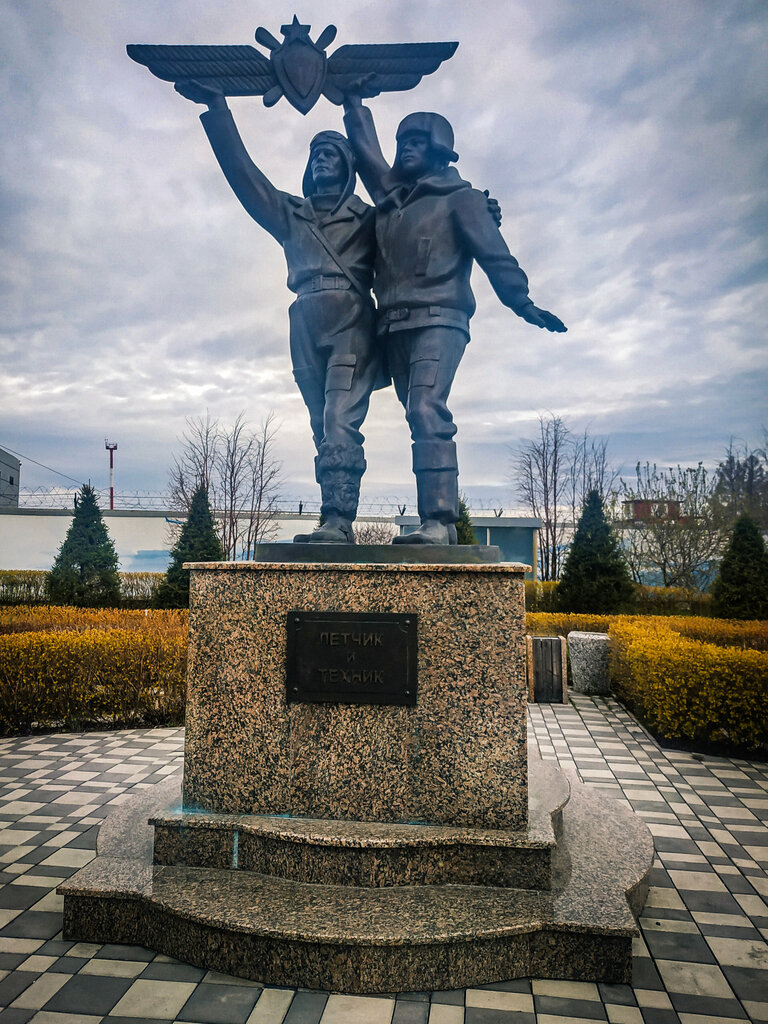 Park, sokak heykeli Лётчик и техник, Omsk, foto