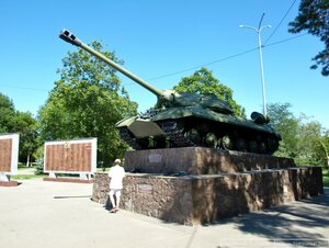Тяжёлый танк ИС-3, установленный в честь лабинцев, внесших вклад в строительство танковой колонны Лабинский колхозник (Krasnodar Territory, Labinsk, ploshchad Pobedy), teknoloji anıtı  Labinsk'ten