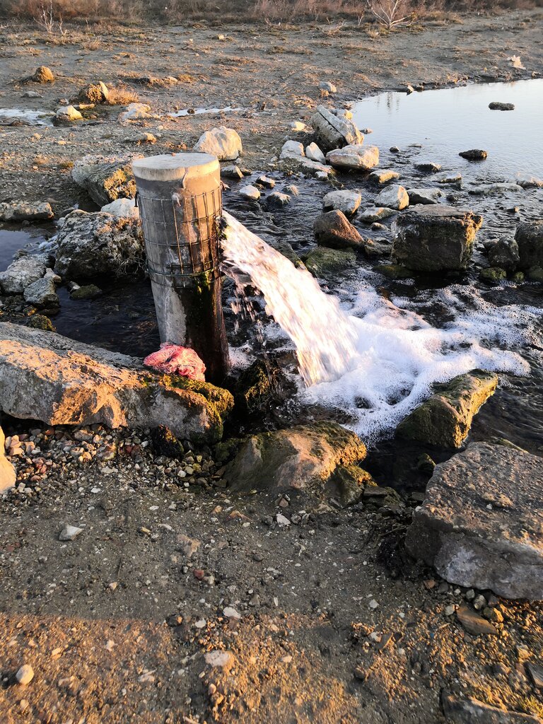 Pınar, çay Spring, stream, Kırım Cumhuriyeti, foto