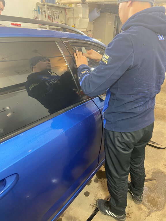 Araç camlarının renklendirilmesi Tonirovka avtostekol, Moskova, foto