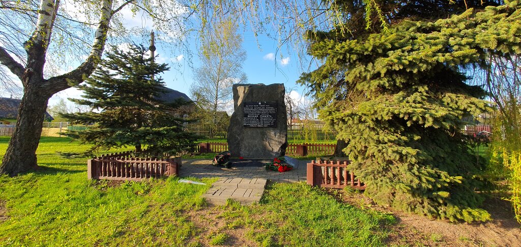 Anıt, heykel To the lost countrymen, Kopyl, foto