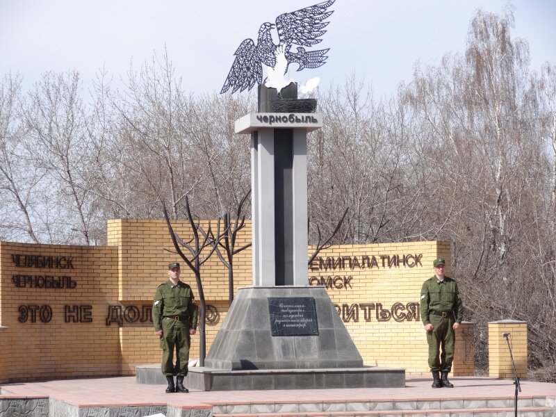 Anıt, heykel Ликвидаторам радиационных катастроф, Iskitim, foto