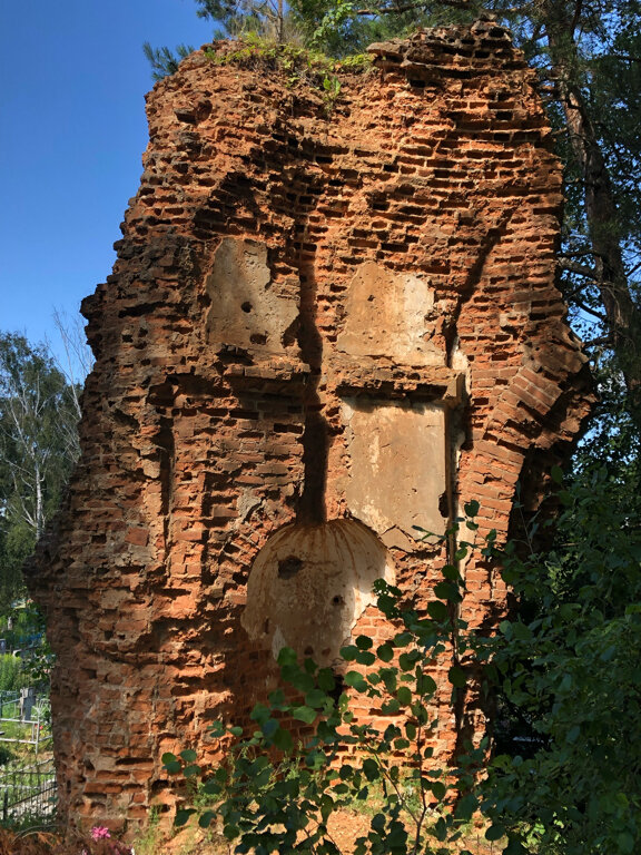 Turistik yerler Руины церкви, Minskaya oblastı, foto