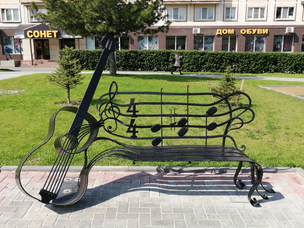 Park, sokak heykeli Скамья в виде нотной тетради и гитары, Pskov, foto