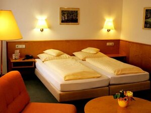 Auracher Hof (Welkenbacher Kirchweg No:2, Erlangen), otel  Herzogenaurach'tan