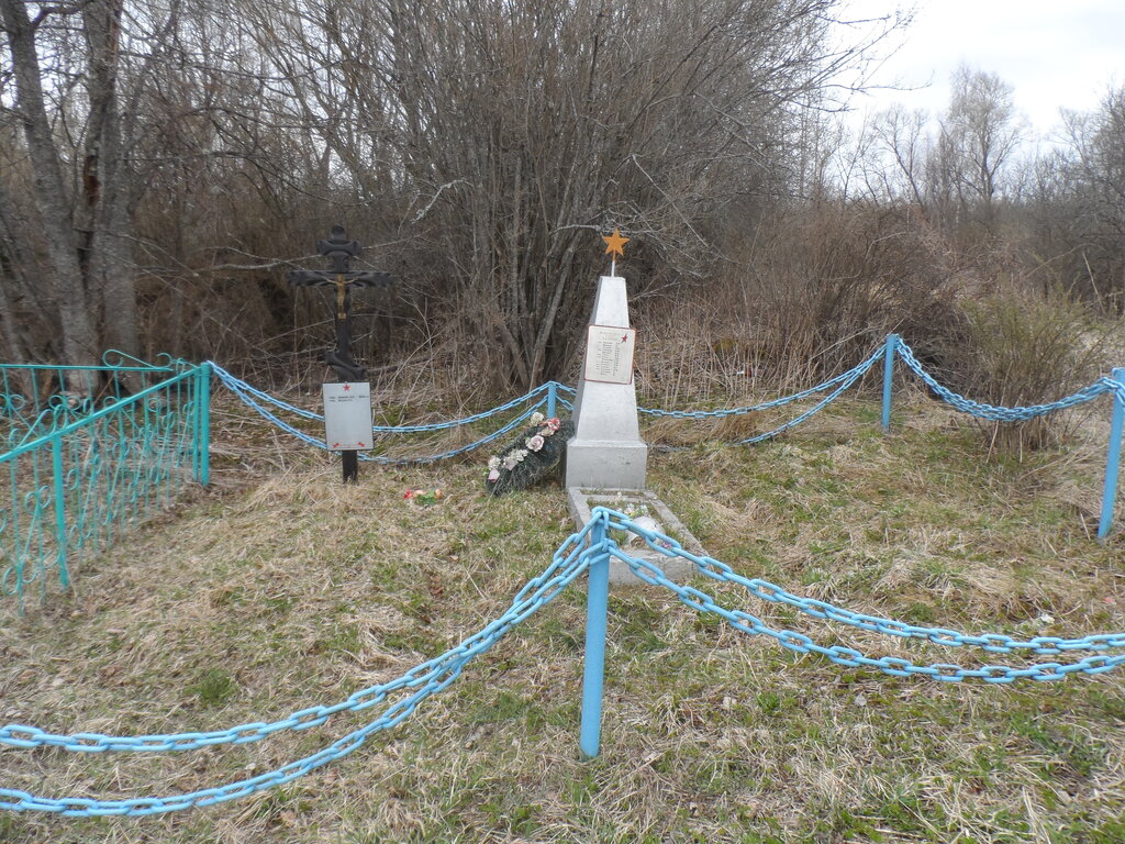 Anıt, heykel Братское захоронение советских воинов, Pskovskaya oblastı, foto