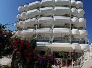 Özgün Apart Hotel (Aydın, Kuşadası, Kadınlar Denizi Mah., Yaşar Doğu Sok., 7), otel  Kuşadası'ndan