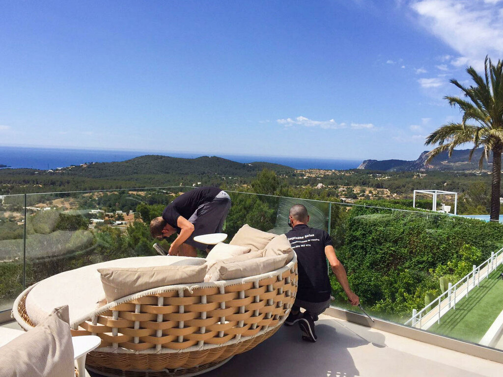 Temizlik şirketleri Salas ibiza limpiezas Limpieza integral · Cristales · Fachadas· Placas Solares, İbiza, foto