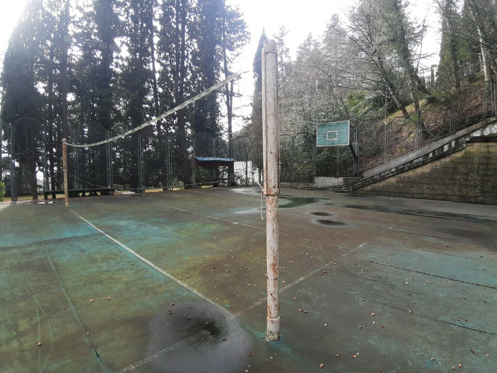 Spor alanı Волейбольная и баскетбольная площадка, Soçi, foto