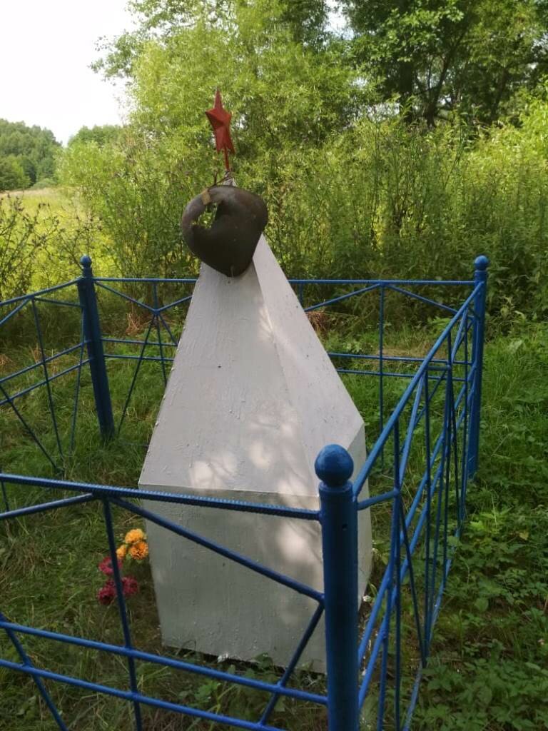 Anıt, heykel Братская могила, Kalujskaya oblastı, foto