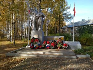 Воинам-землякам (munitsipalnoye obrazovaniye Kirov, poselok Doronichi, ulitsa Pavla Sadakova), anıt, heykel  Kirovskaya oblastından