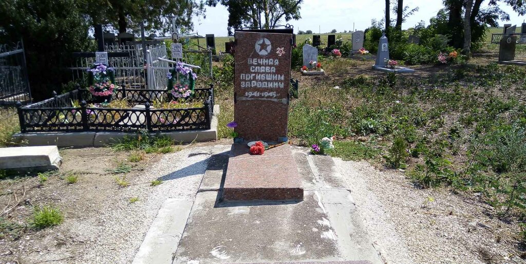Anıt, heykel Братская могила советских воинов, Kırım Cumhuriyeti, foto