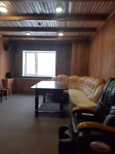 Гостинично-банный комплекс Пирамида (ulitsa 50 let Oktyabrya No:1А), otel  Osinniki'den